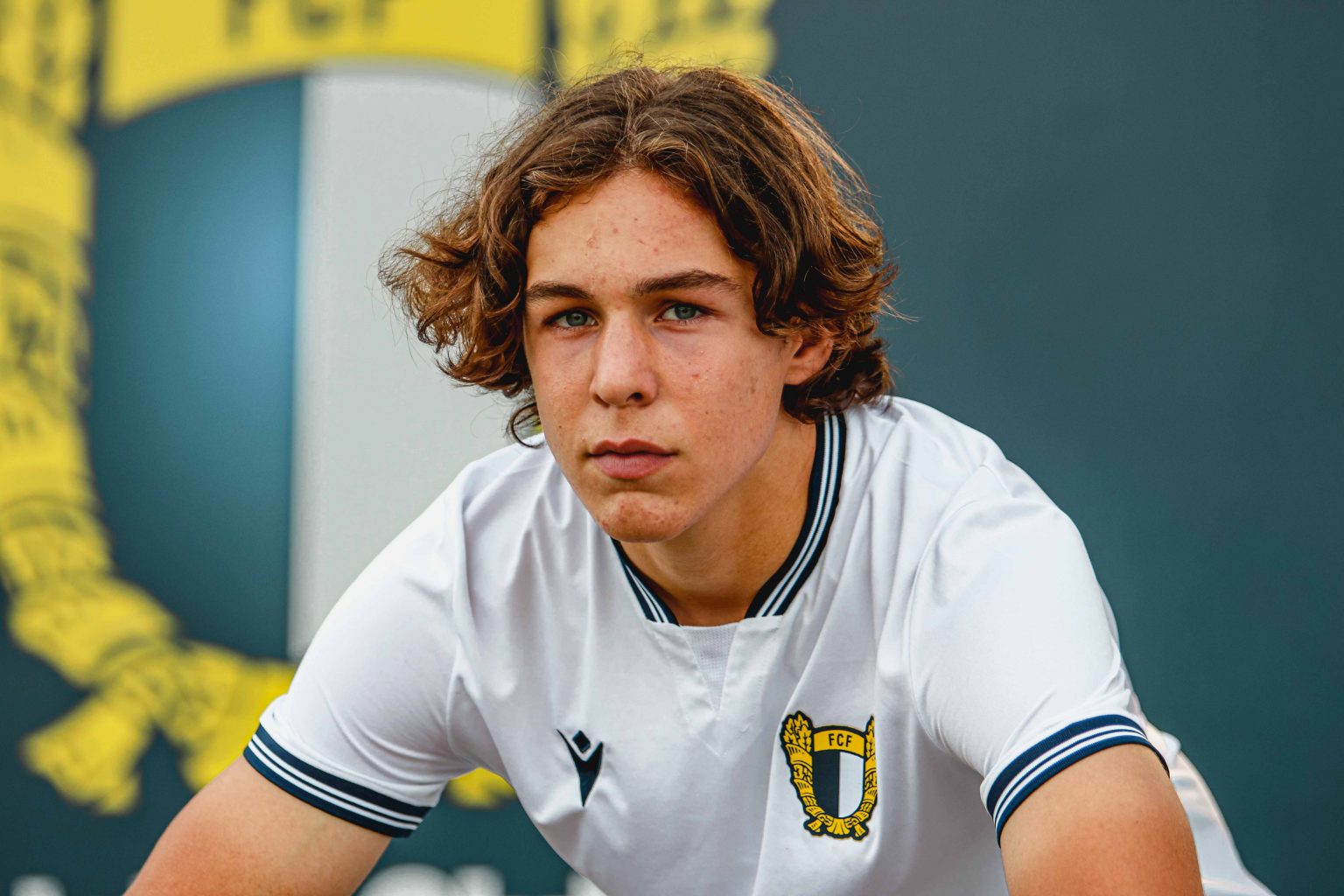 Gustavo Sá assina contrato profissional - FC Famalicão